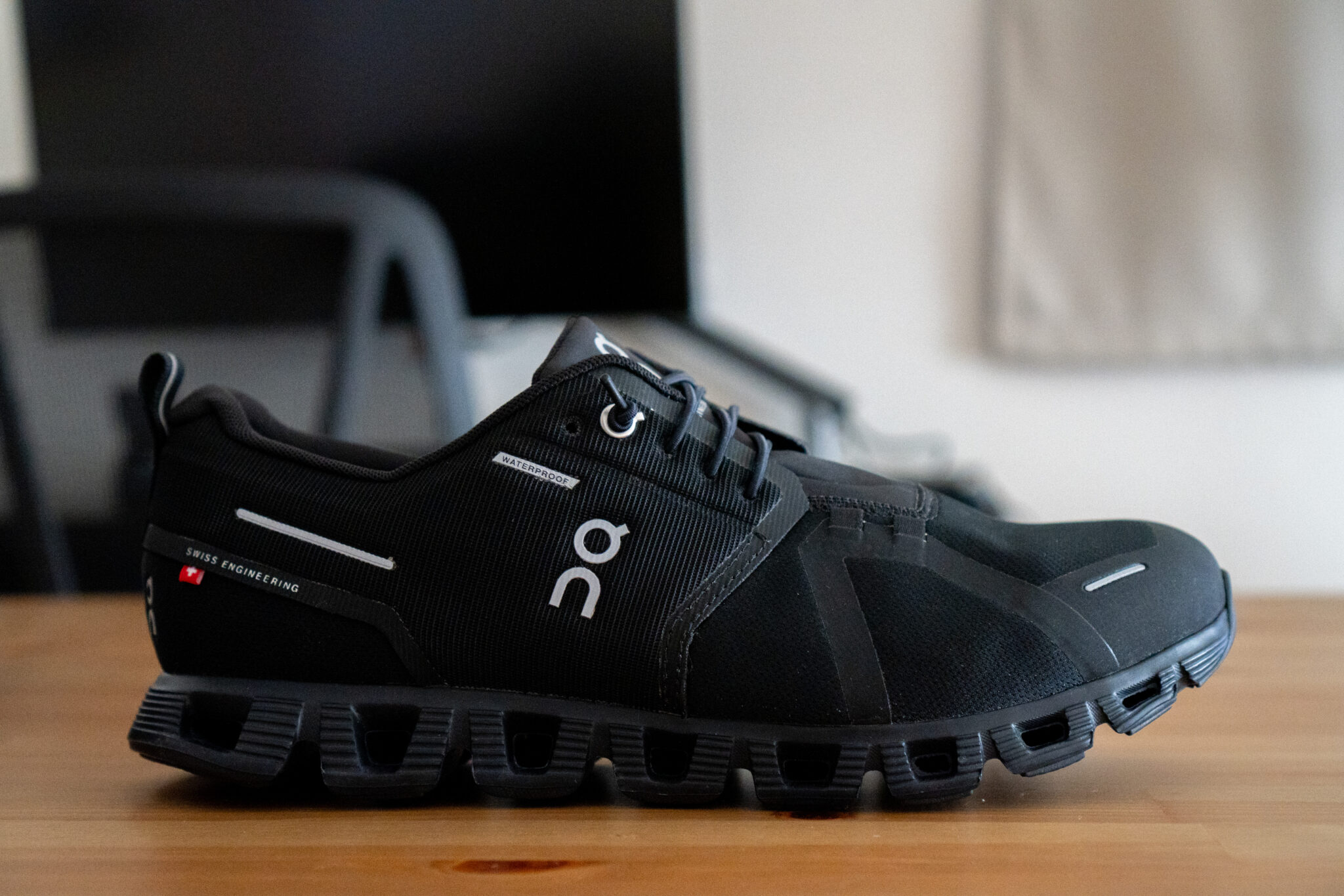 【On Cloud5 Waterproof レビュー】台風の日でも靴下を守れるか履いて出勤してみた【最高】 - ON-LOG - オンログ