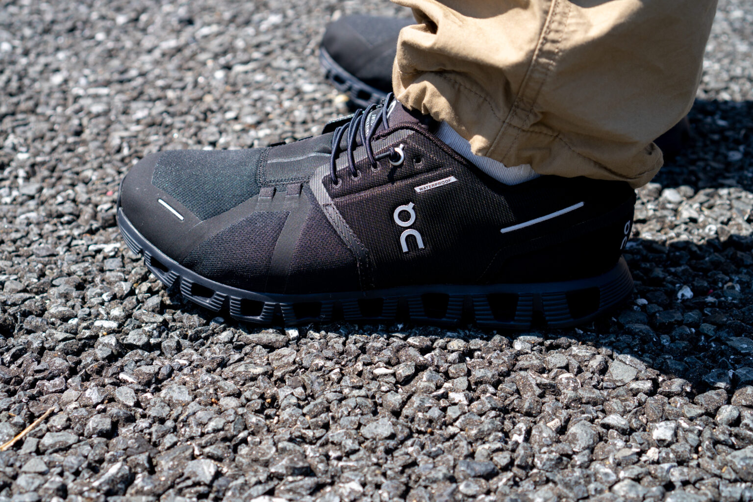 【On Cloud5 Waterproof レビュー】台風の日でも靴下を守れるか履いて出勤してみた【最高】 - ON-LOG - オンログ